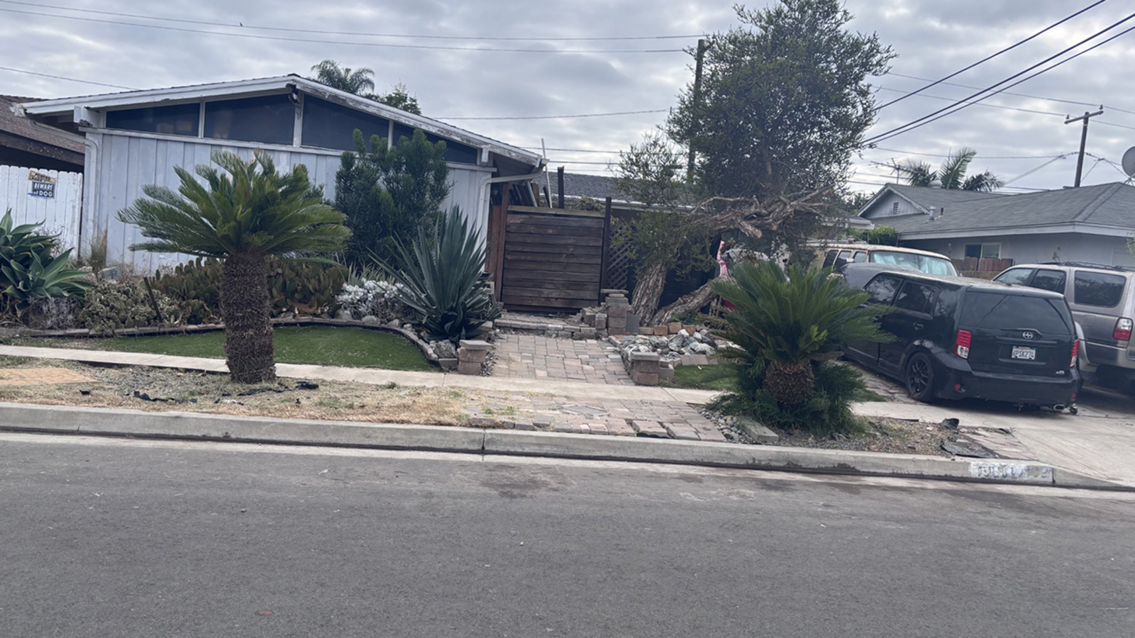 Group of neighbors help clear clutter outside Huntington Beach home ...