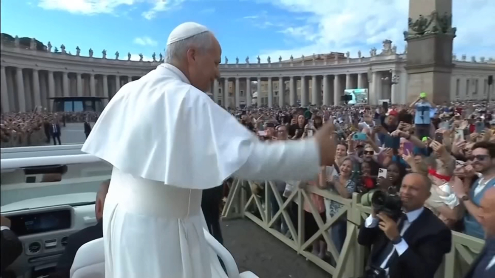 Pope Leo XIV gives thumbs-up to South Side Chicagoans at weekly ...