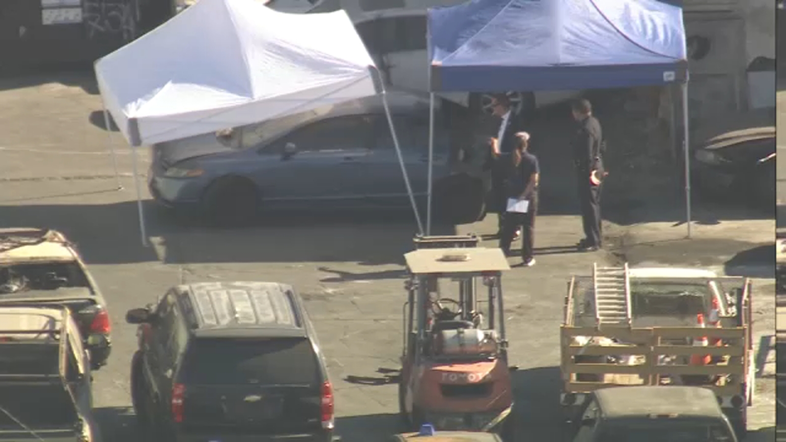 Mujer arrestada por asesinato tras descubrimiento de cuerpo en carro en depósito de grúas del ...