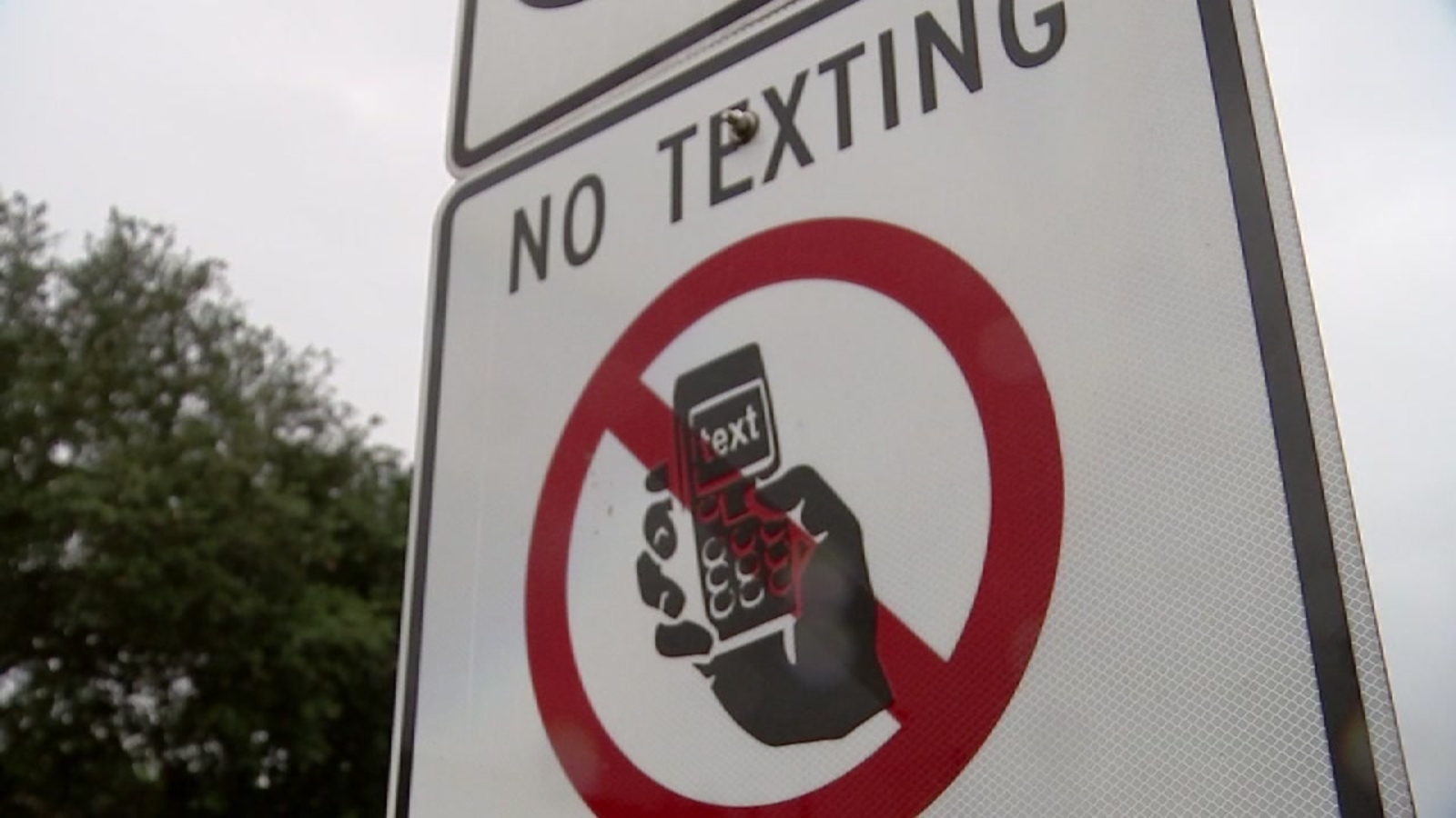 Texas House committee passes law banning texting and driving - ABC13 ...
