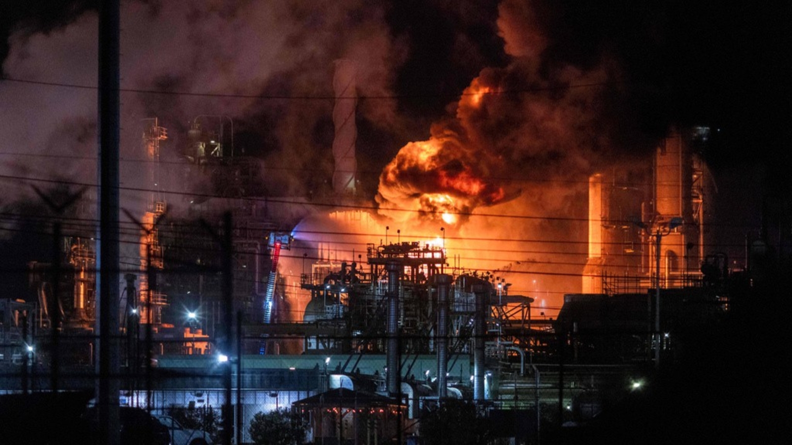 El Segundo: Massive fire erupts at Chevron refinery just outside of Los ...