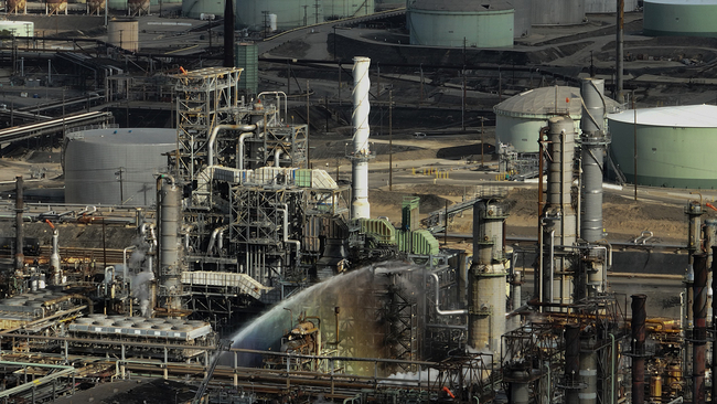 Chevron refinery fire: Explosion rocks El Segundo, Manhattan Beach ...