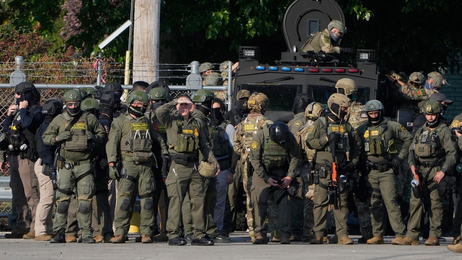 Donald Trump federalizing 300 National Guard members in Illinois amid ...