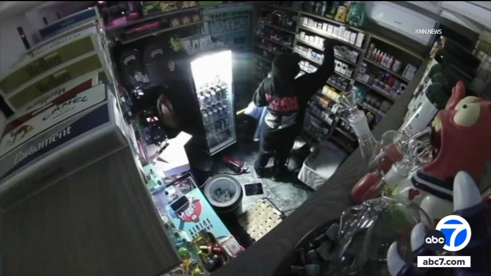 Ladrón es captado en video entrando a robar una tienda de tabaco en ...