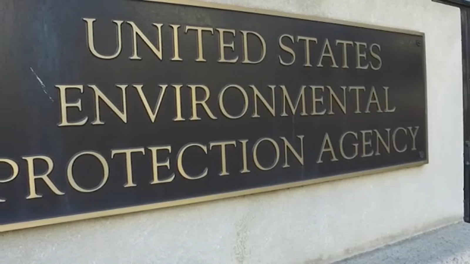 TSA, EPA workers in the Triangle feeling effects of government shutdown ...