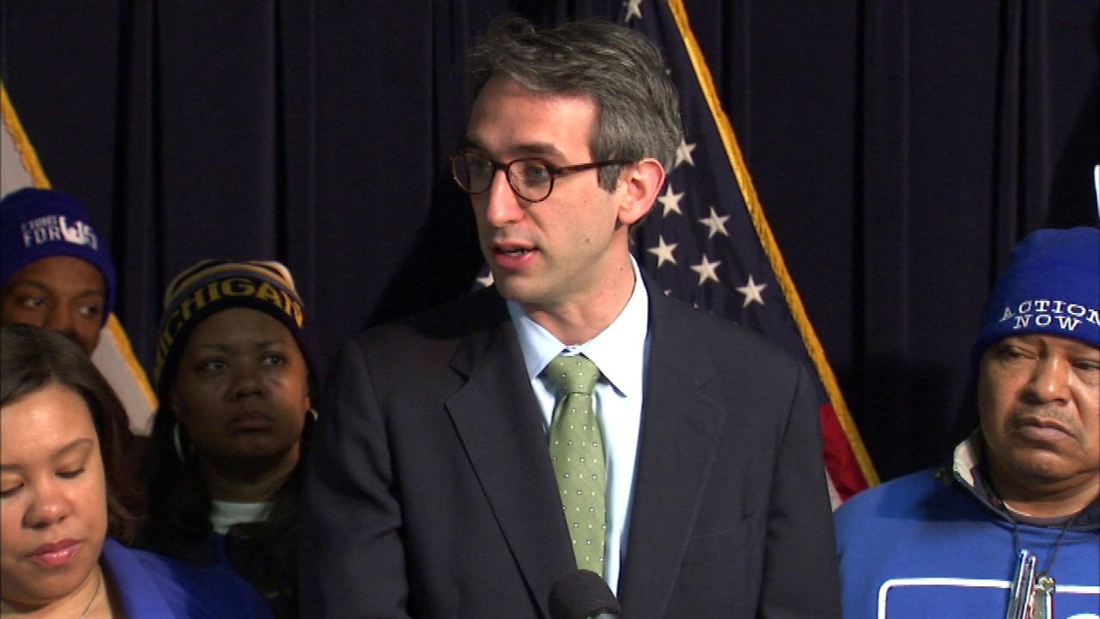Lawmaker unveils plan to hike Illinois minimum wage to $15 - ABC7 Chicago