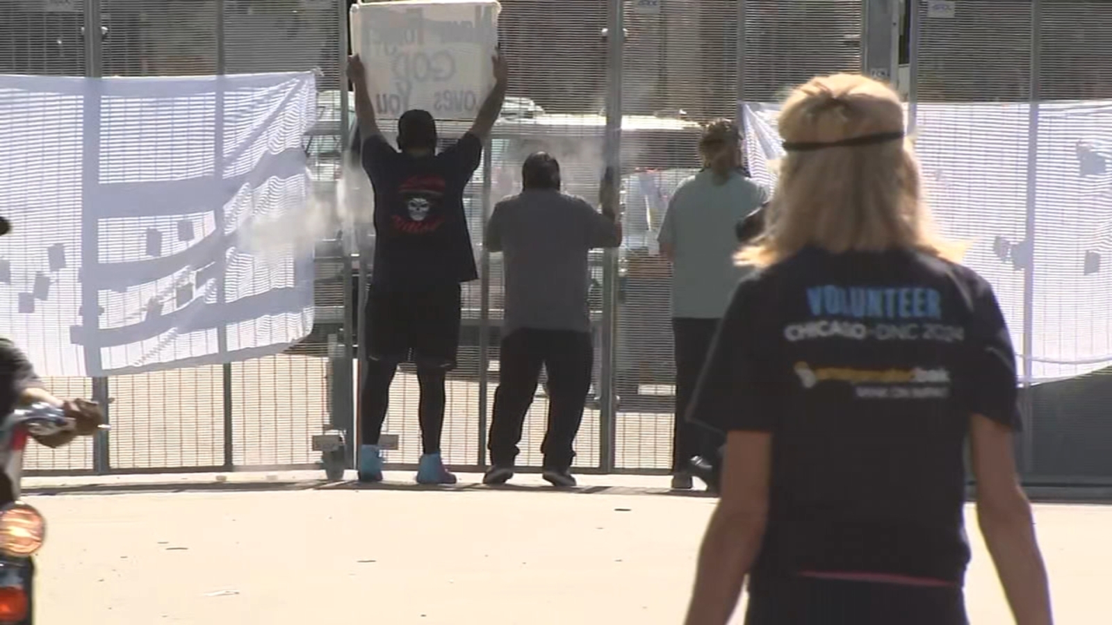 ICE in Chicago news: Illinois leaders call for fence around Broadview ...