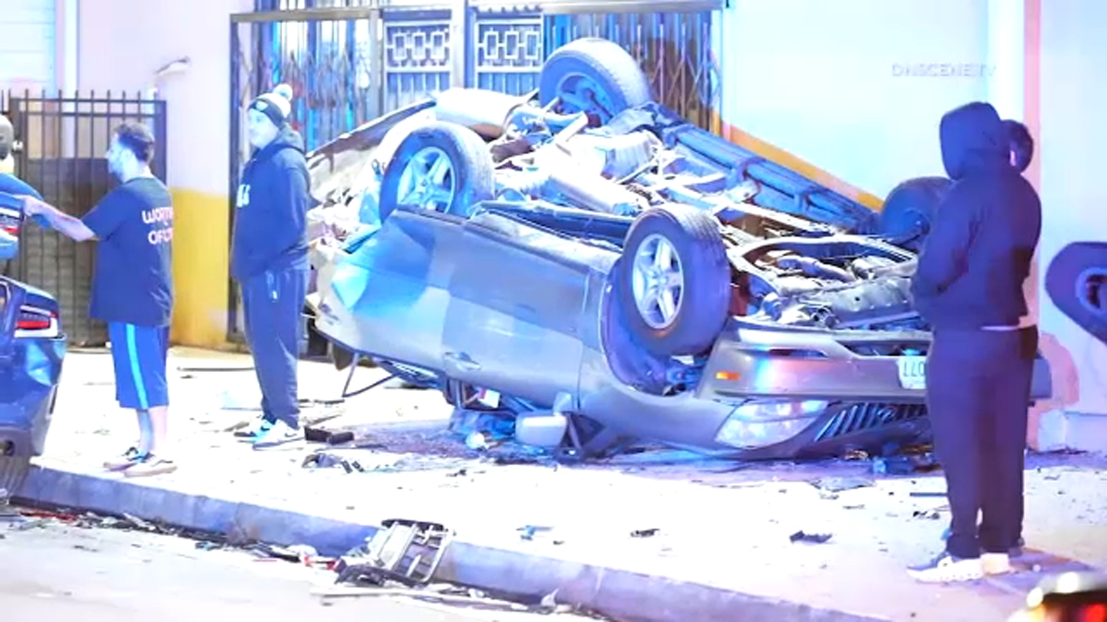 Carrera callejera provoca choque de 6 autos en South Gate; arrestan a ...
