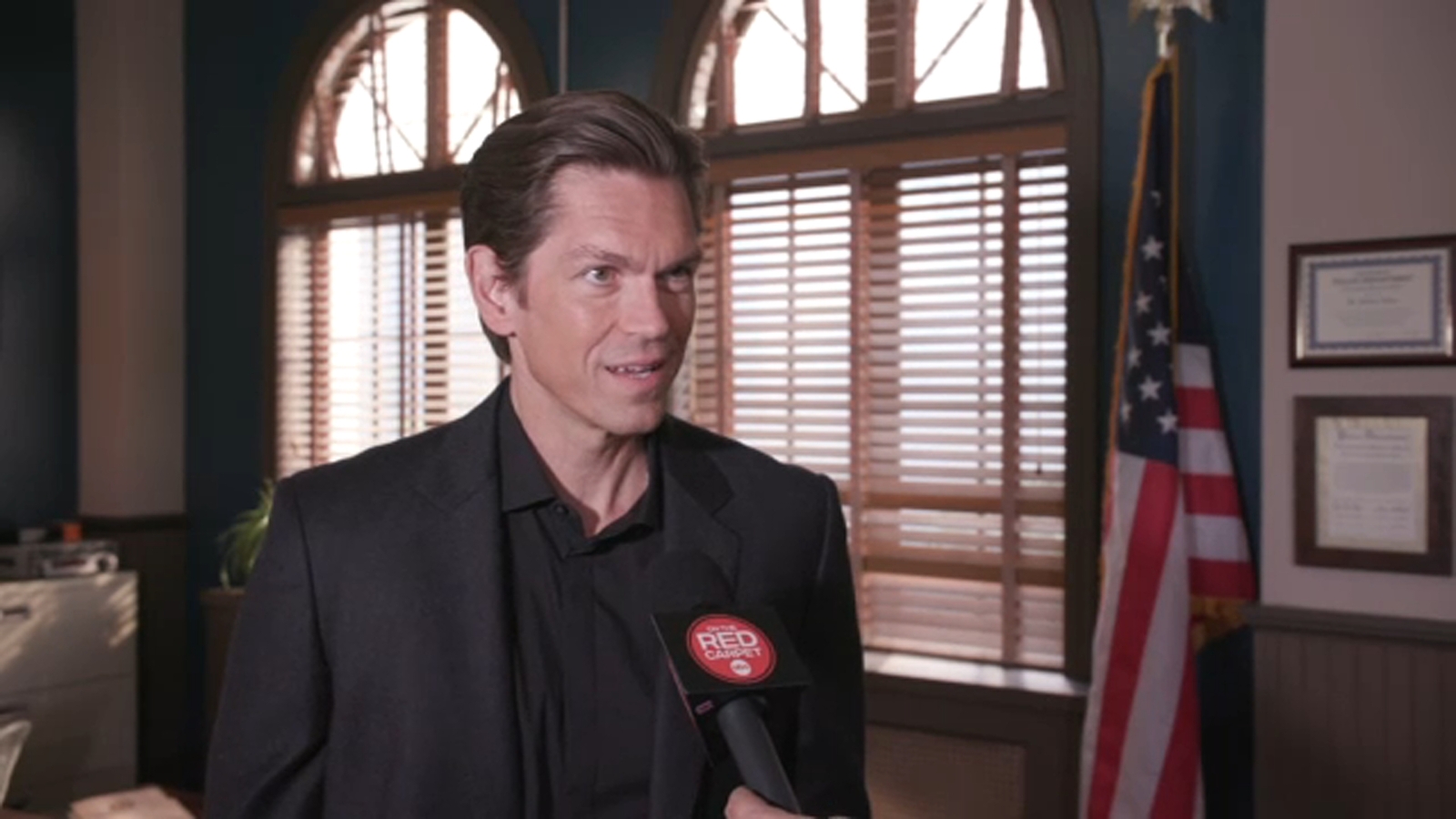 Steve Howey suits up to play the new police captain on ABC's 'High ...