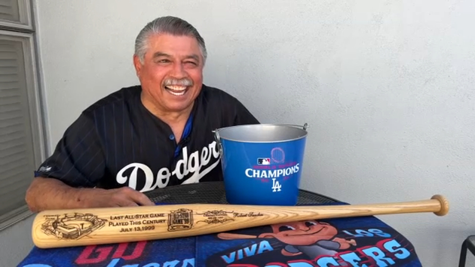 Dodger Stadium's beloved 'Peanut Man' Robert Sanchez is still winning ...
