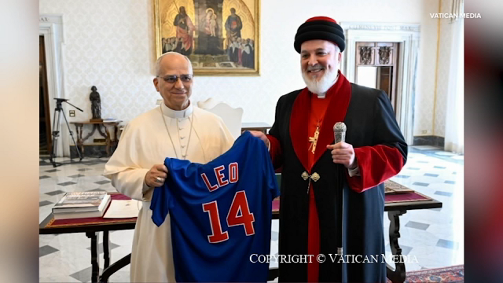 Pope appears to receive Chicago Cubs jersey from Mar Awa III, leader of ...