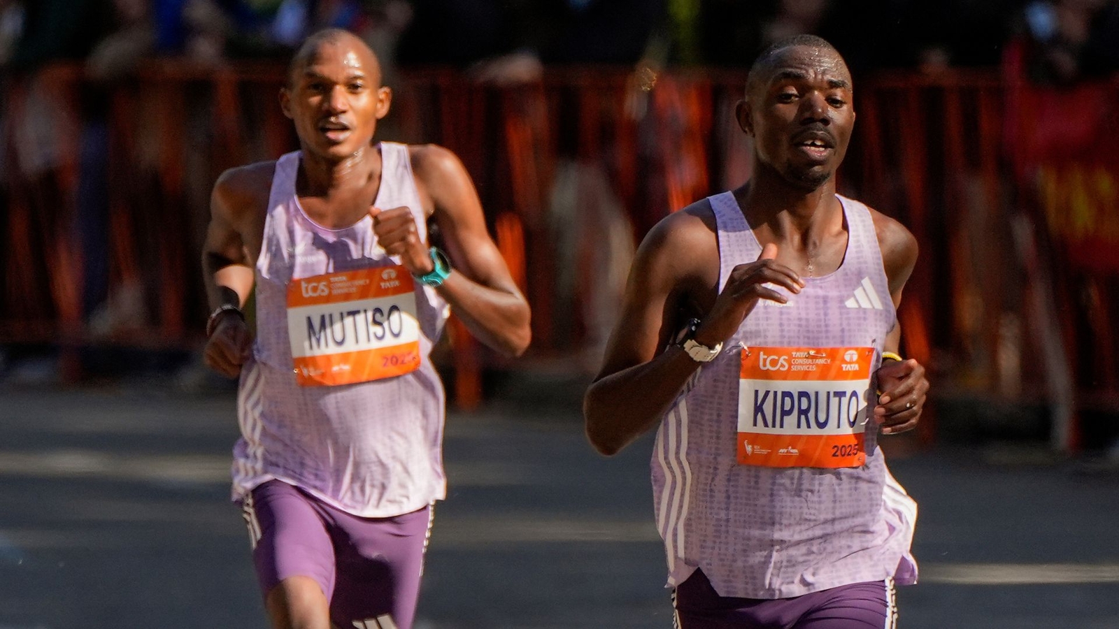 Kipruto holds off Mutiso in dramatic finish in pro men's race - ABC7 New York