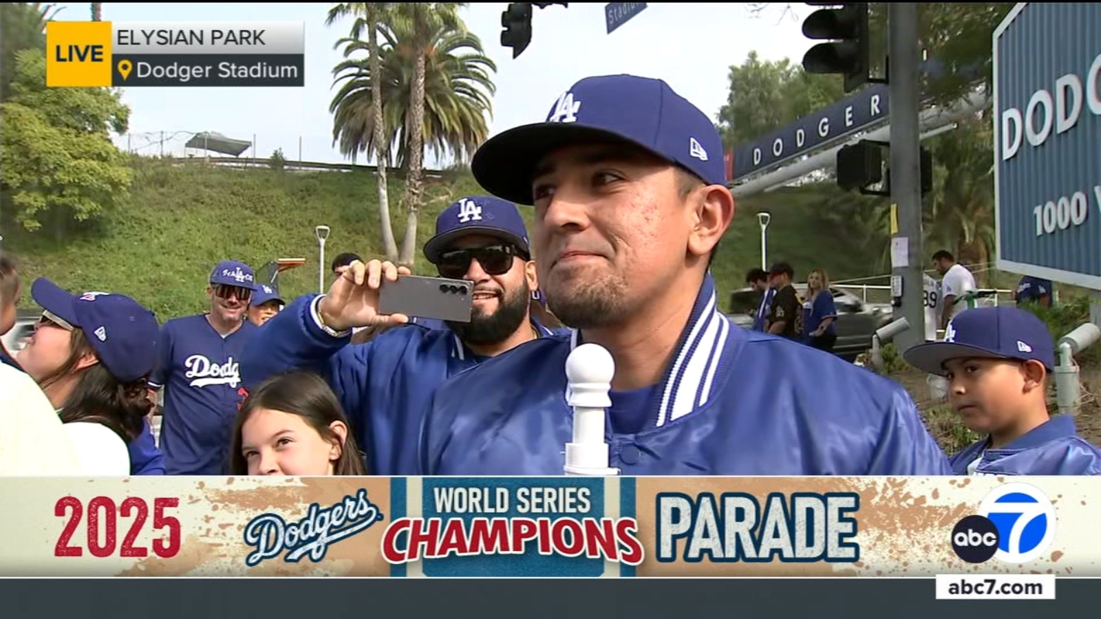 Fans stand outside Dodger Stadium to welcome, celebrate players - ABC7 ...
