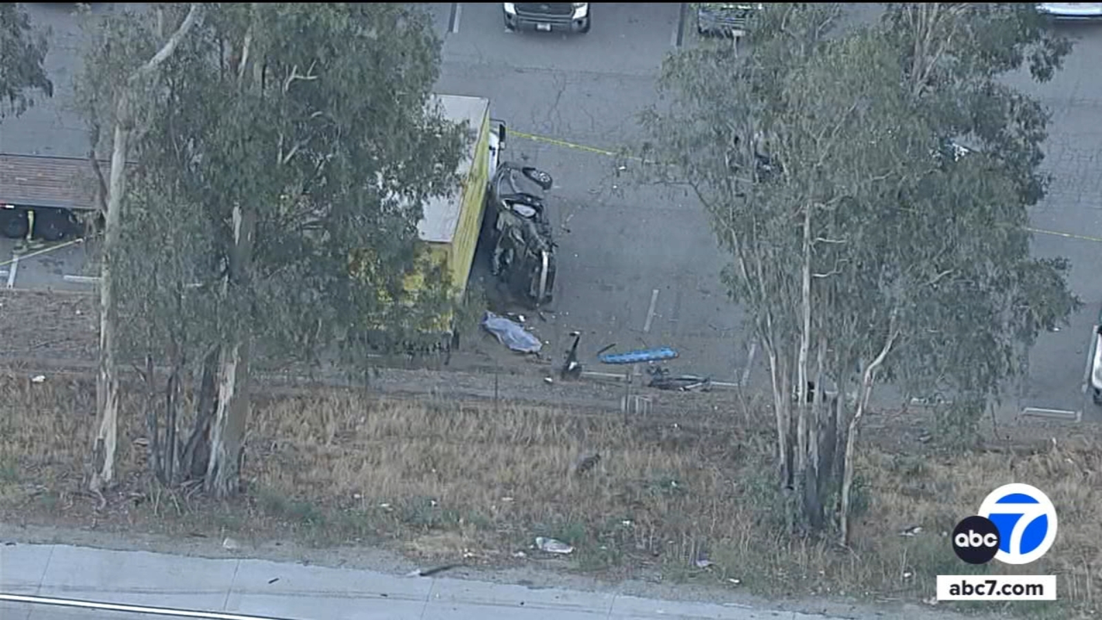2 dead after car veers off 60 Freeway, crashes into box truck in Jurupa ...
