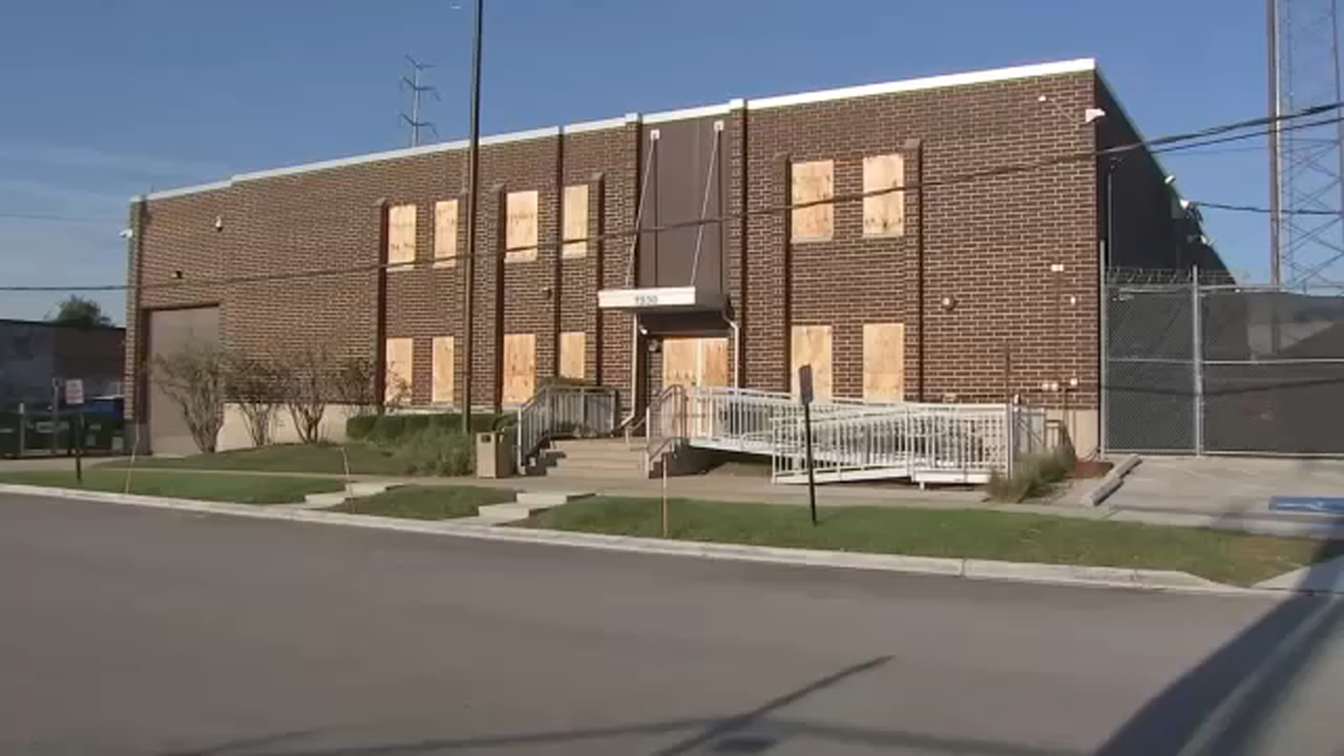 Judge Laura McNally, DHS reps tours Broadview ICE facility amid ...