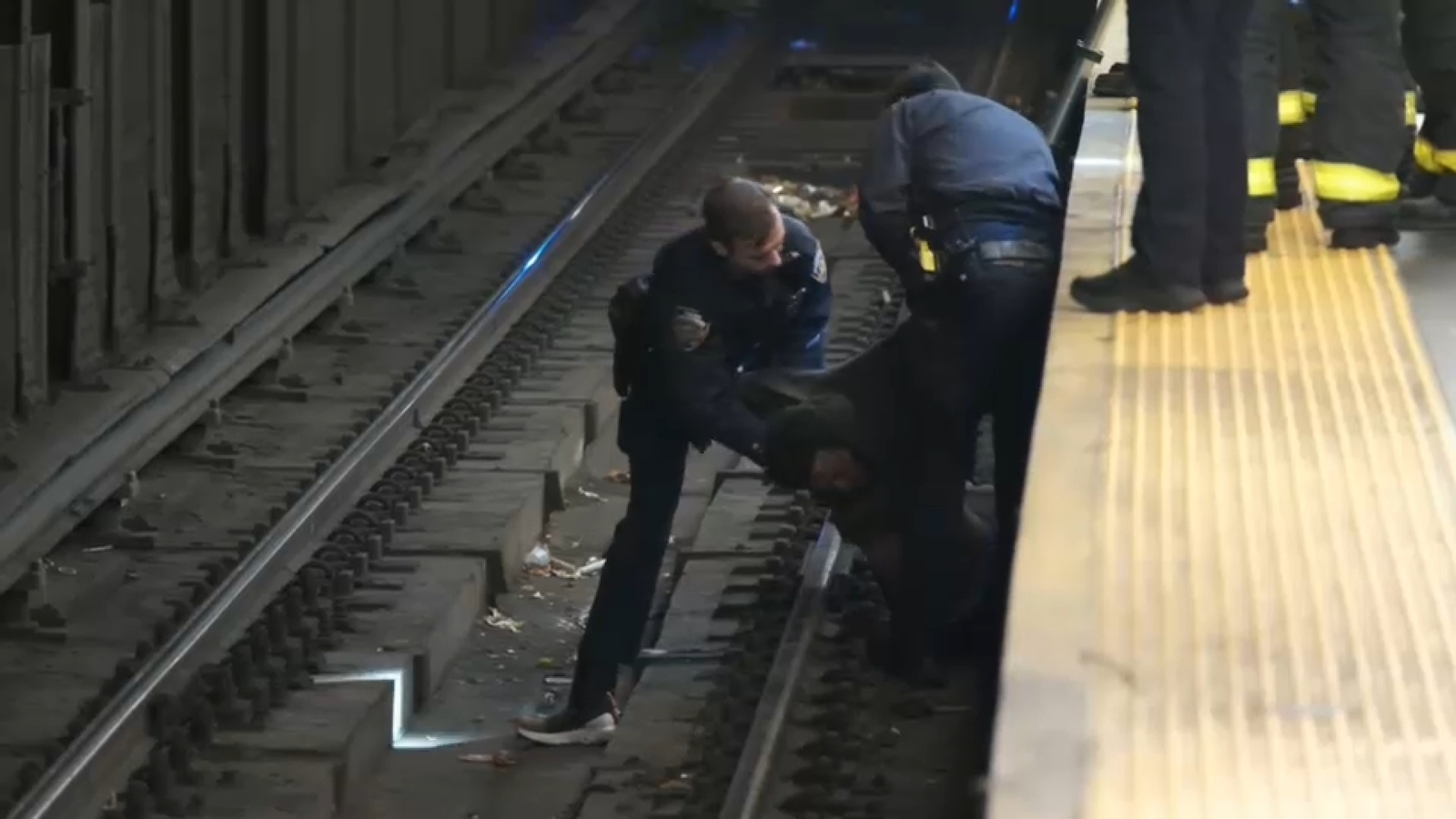 Man rescued from East Harlem subway tracks after scuffle - ABC7 New York
