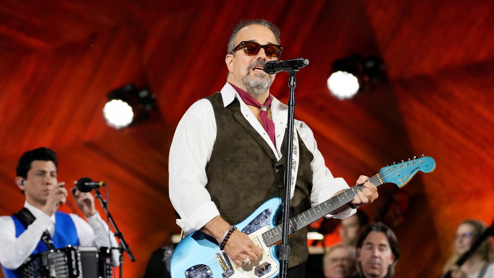 Raul Malo, the soulful tenor and frontman of The Mavericks, has died at ...