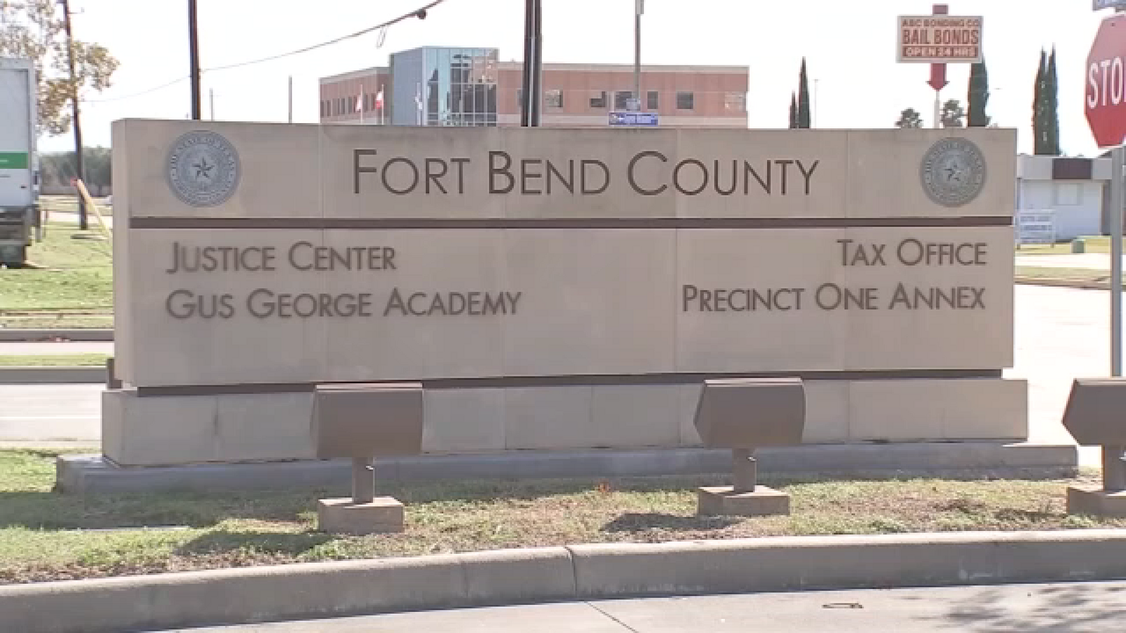 Fort Bend County commissioners approve new policy to ensure fair pay ...