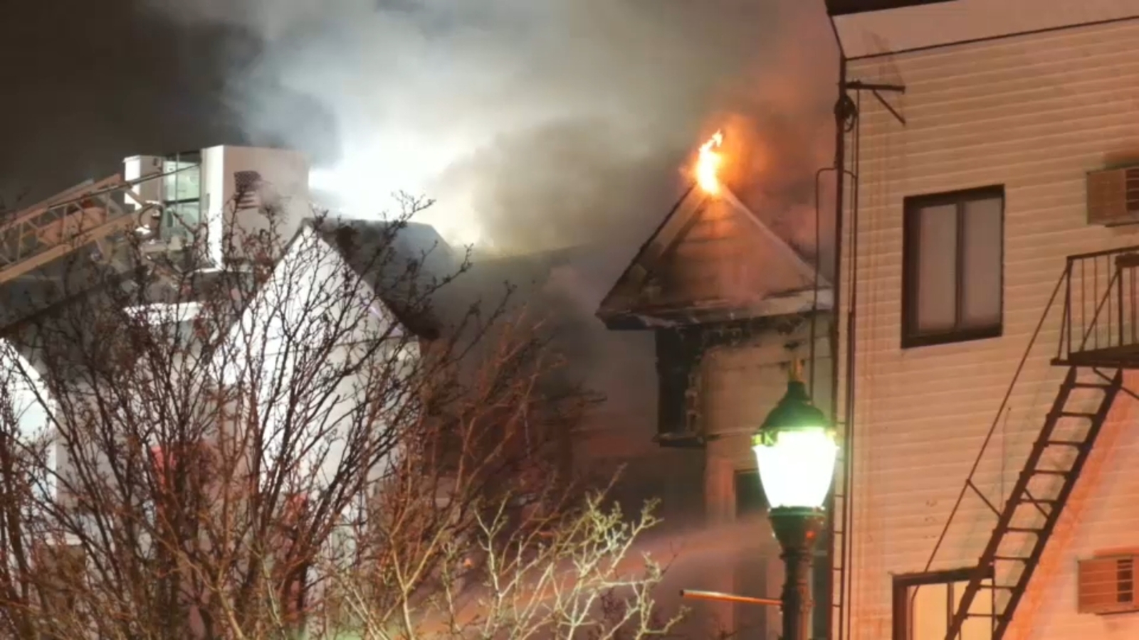 Police: Man behind fatal bow-and-arrow attack barricades himself inside ...