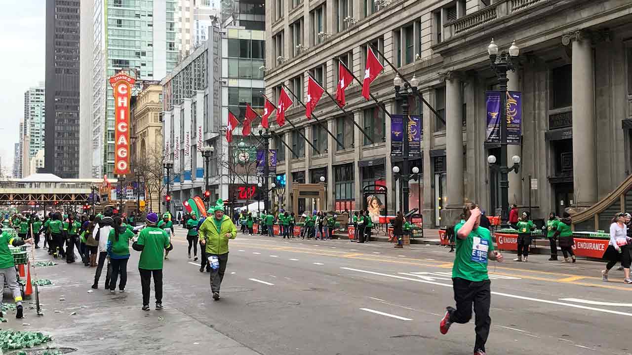Runners race through Chicago during the Bank of America Shamrock ...