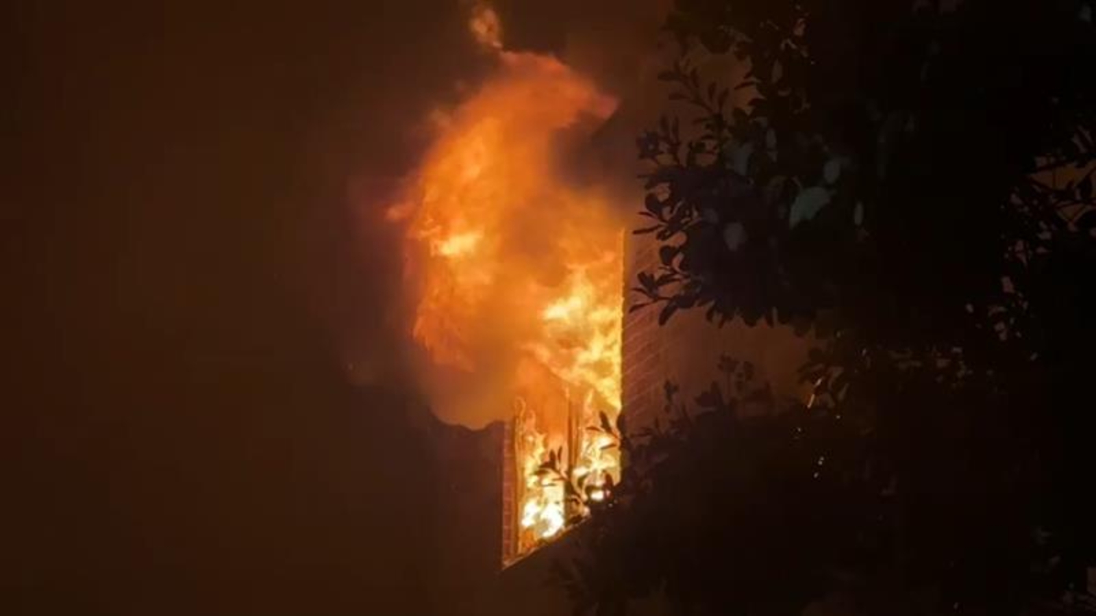 Snow, ice makes it tricky for firefighters to battle Flushing, Queens ...