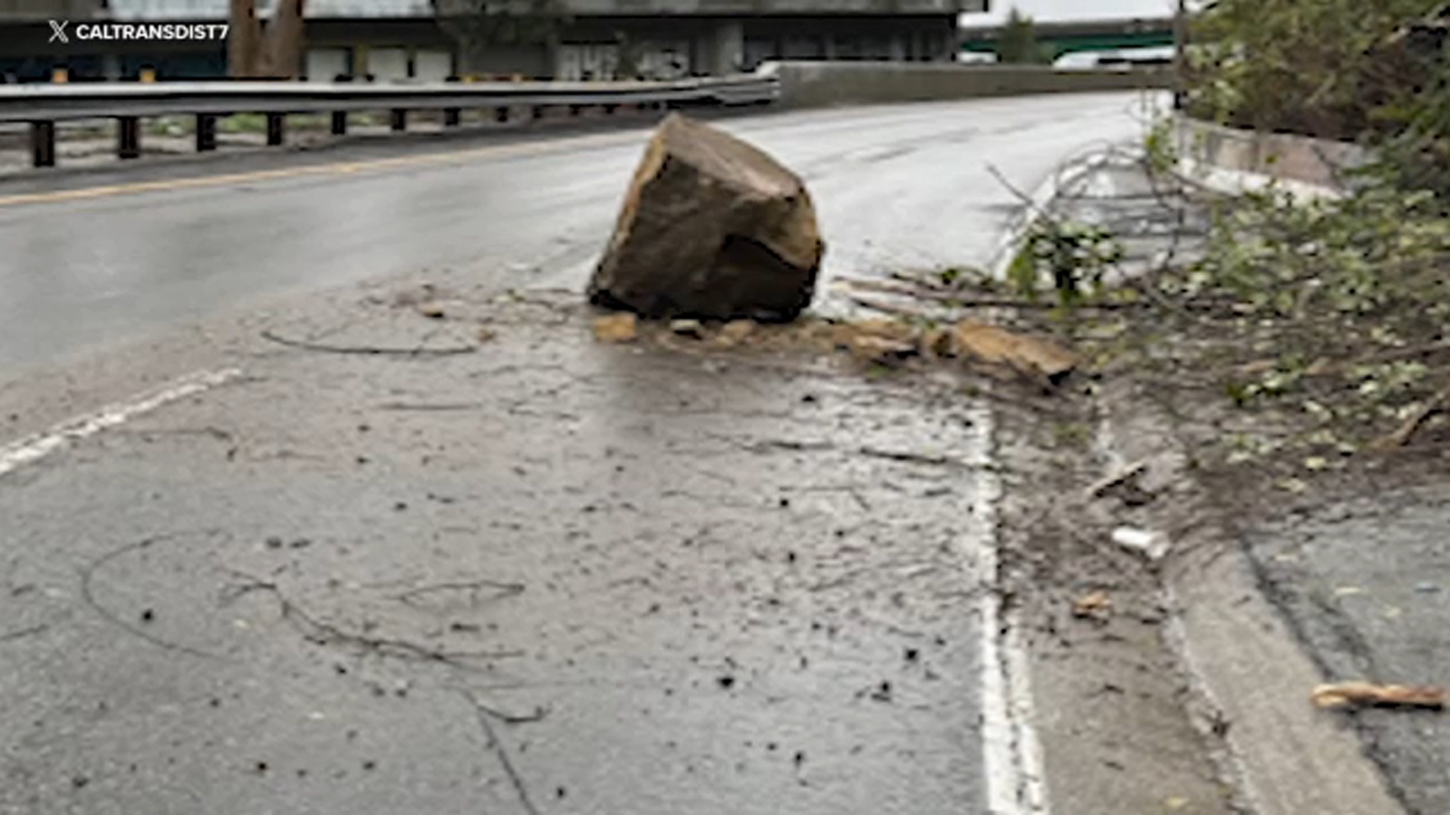 Minor rockslide blocks 5 Freeway connector in Elysian Park - ABC7 Los ...