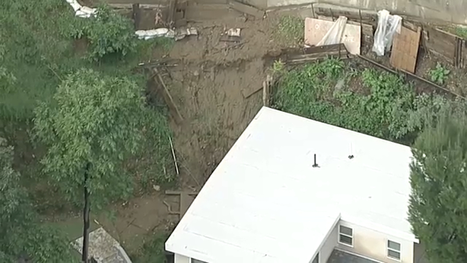 Debris flow goes into backyard of Sherman Oaks home - ABC7 Los Angeles