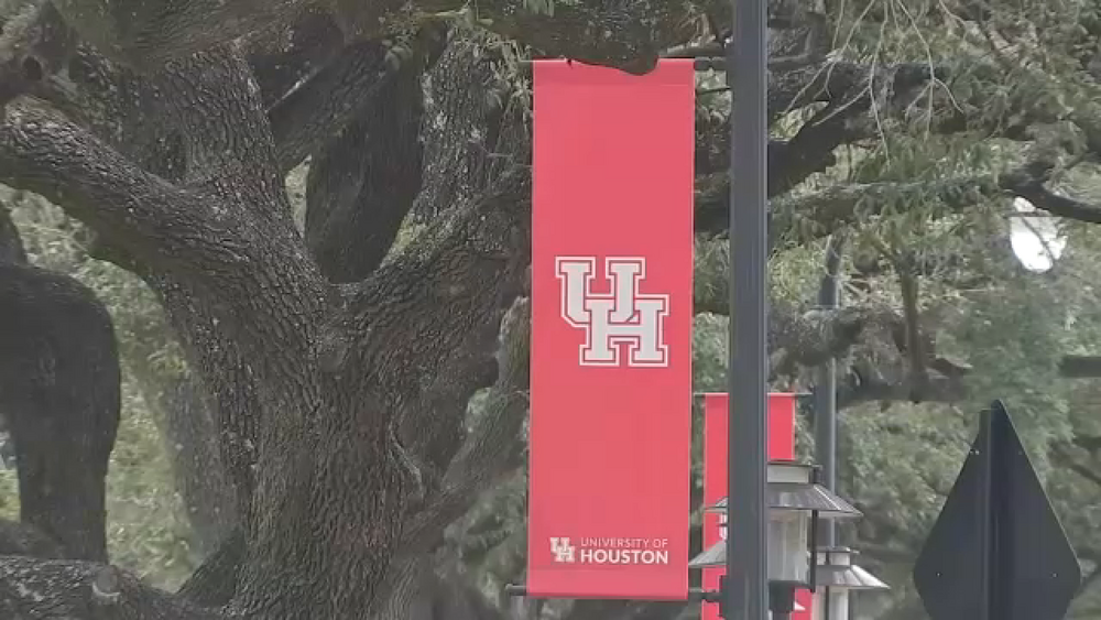 Armed Robbery At Credit Union On University Of Houston Campus Leaves