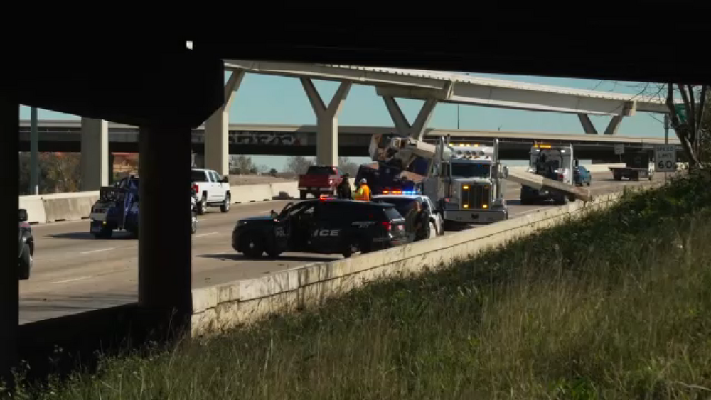 I-10 traffic: Crews working to clean up trailer's lost load on Katy ...
