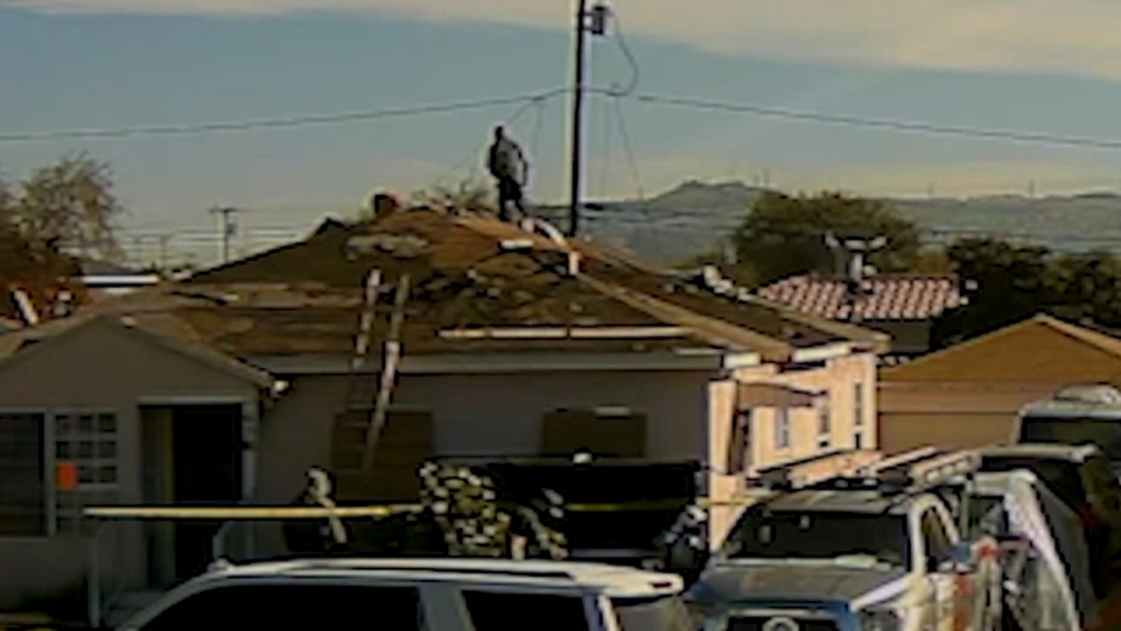 SoCal raid: ICE agents climb onto roof, chase construction workers ...