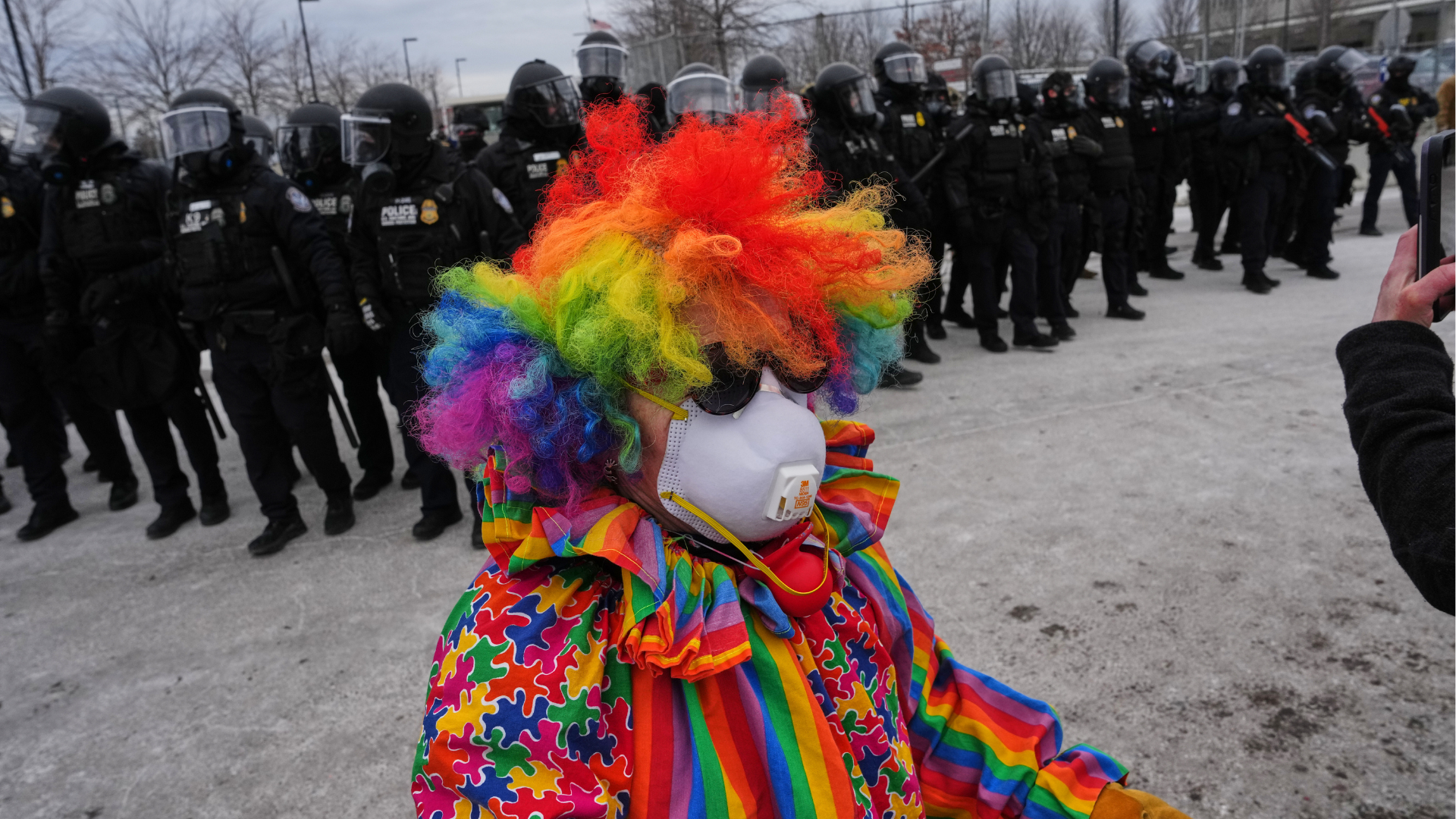 Fed agents deploy tear gas outside Minneapolis federal building - ABC7 ...