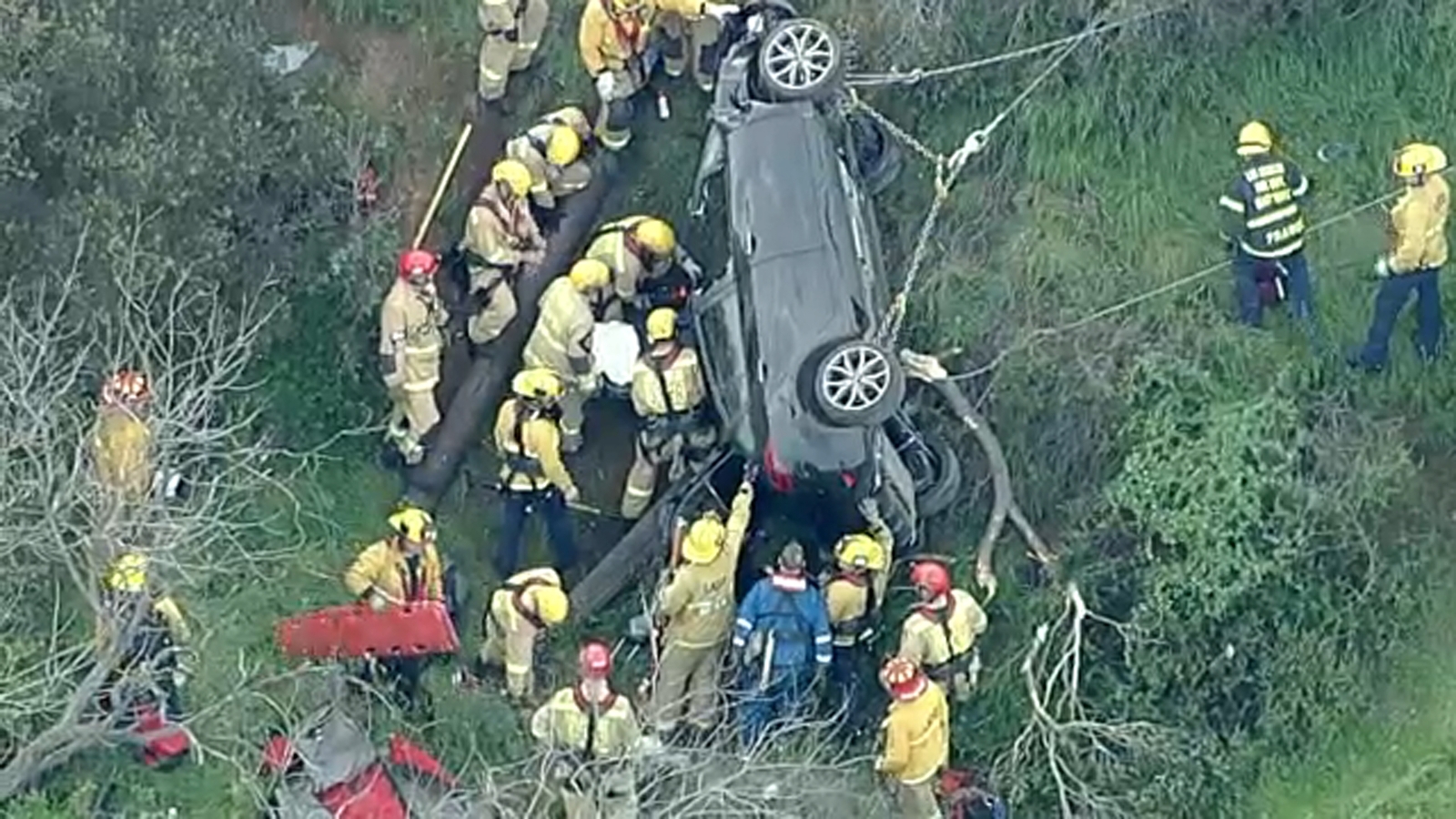 Bomberos se apresuran a rescatar a conductora atrapada tras caer por ...