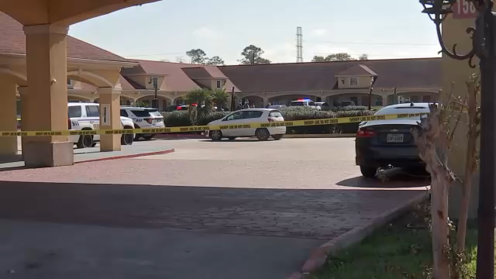 Man discovered dead inside motel near East Freeway while deputies serve ...