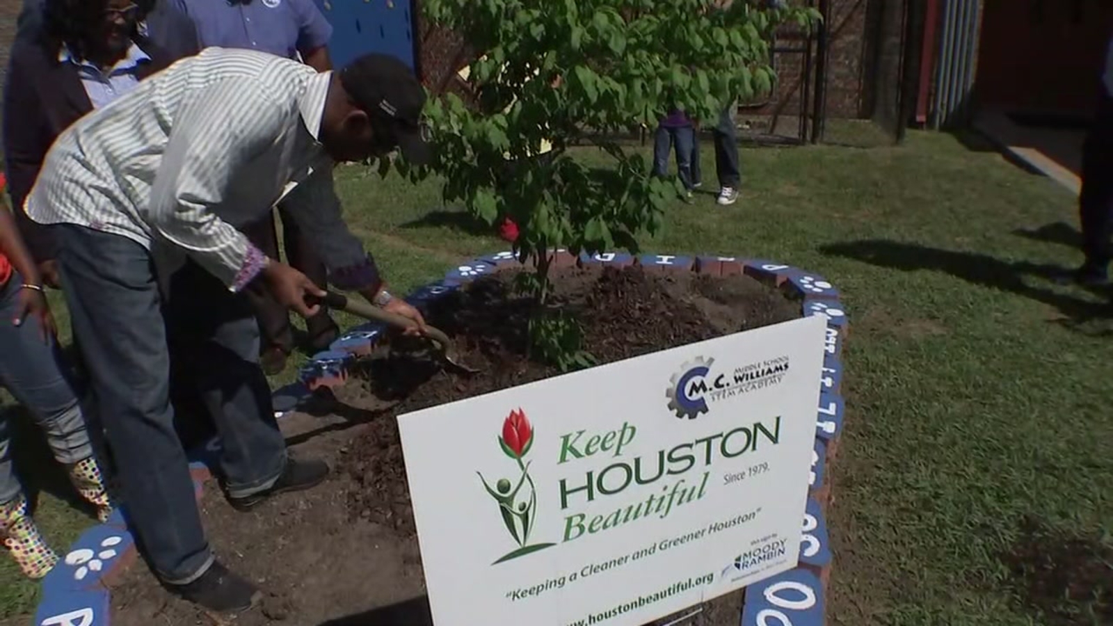 Volunteers pitch in on Keep Houston Beautiful Day - ABC13 Houston
