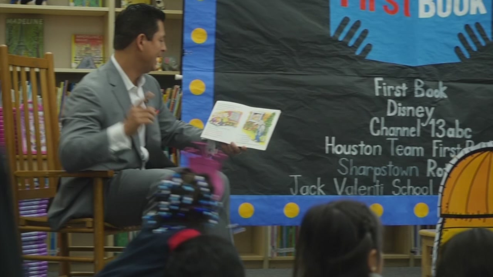 ABC13's Erik Barajas reads to students at Neff Early Learning Center ...