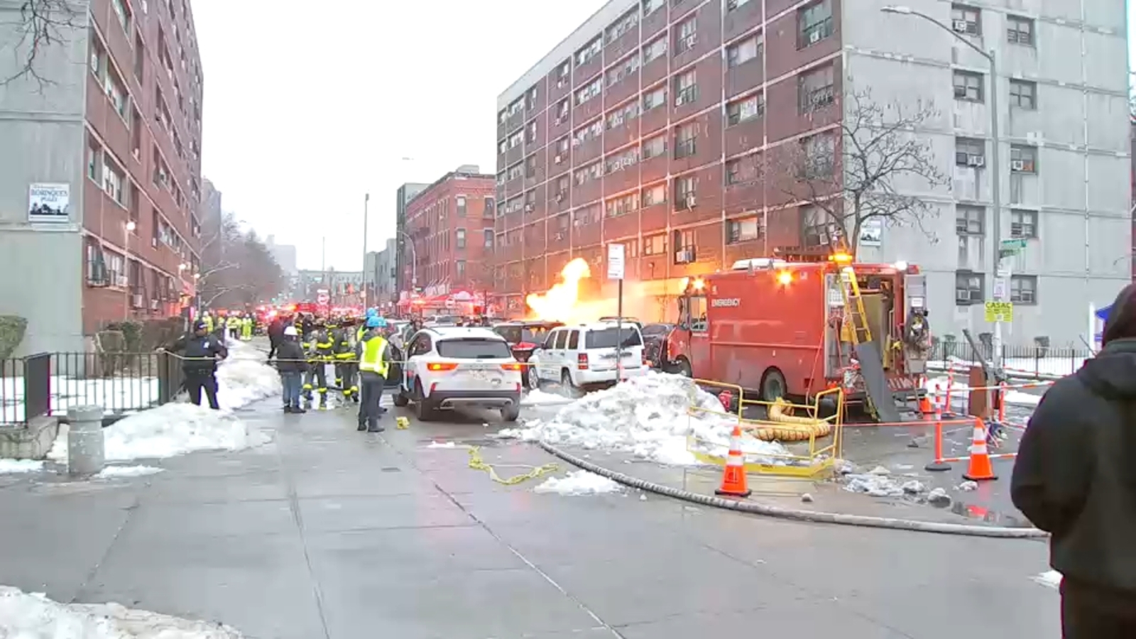 Manhole fire: Flames erupt from East Williamsburg, Brooklyn street amid ...