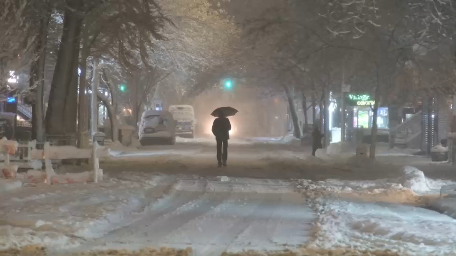 Snow piling up in Lower Manhattan - ABC7 New York