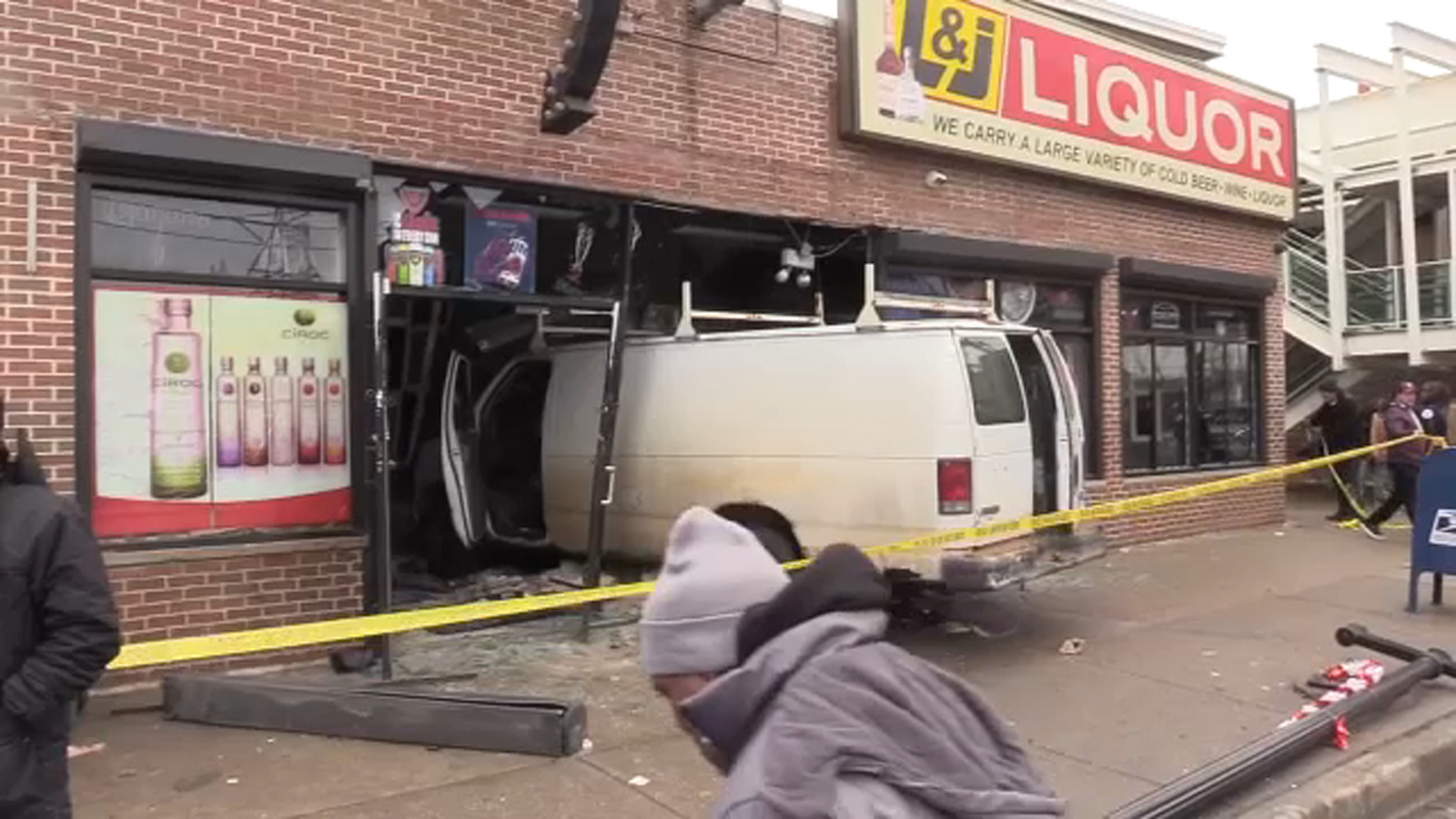 Chicago crash today: Van crashes into West Garfield Park L&J Liquor ...