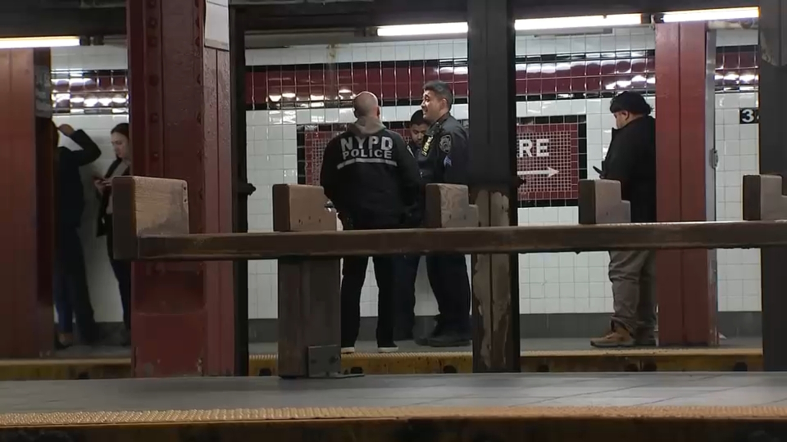 Man found dead on Penn Station C, E train subway platform - ABC7 New York