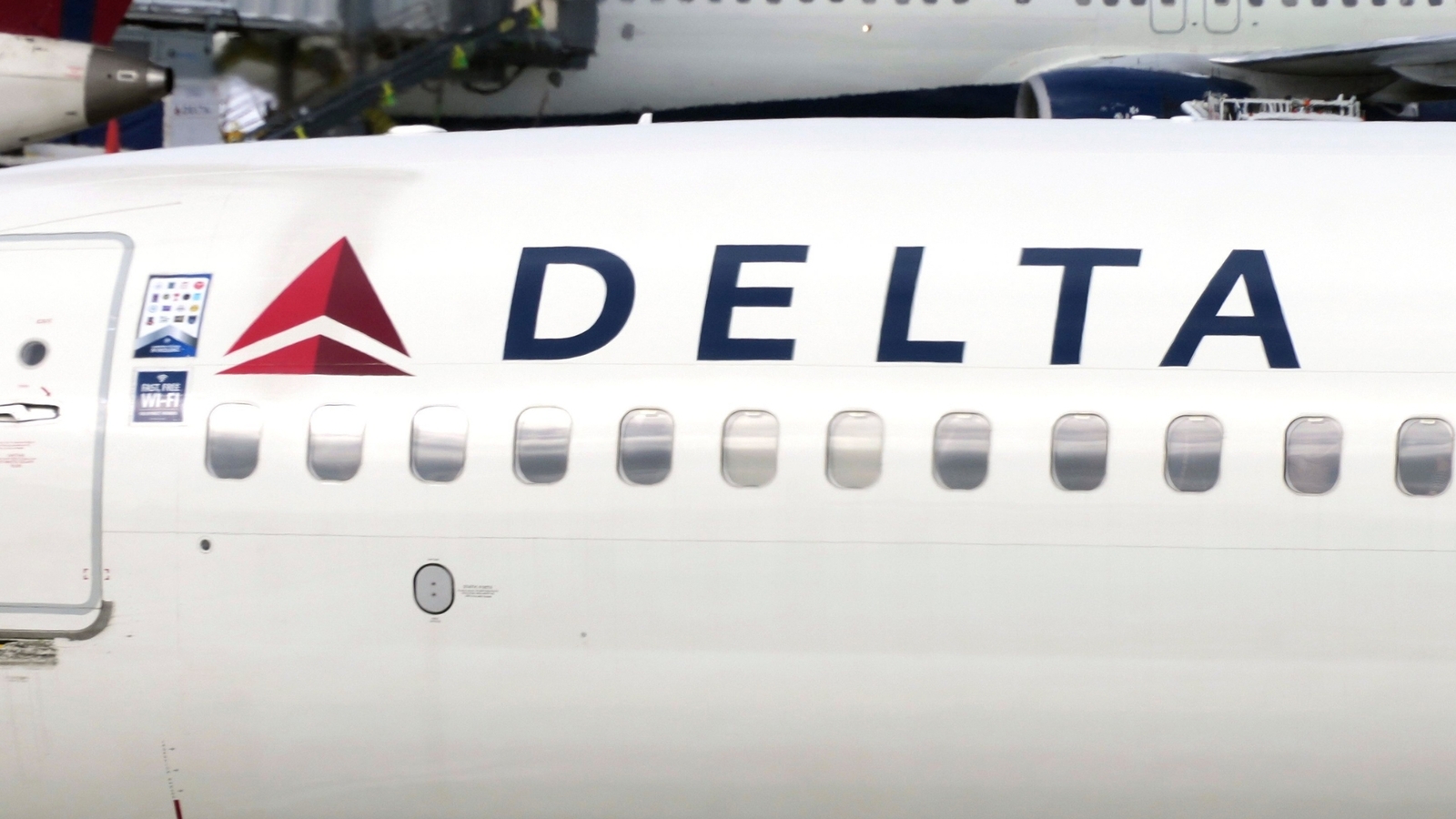Delta flight out of LAX loses power in cabin just before landing in ...