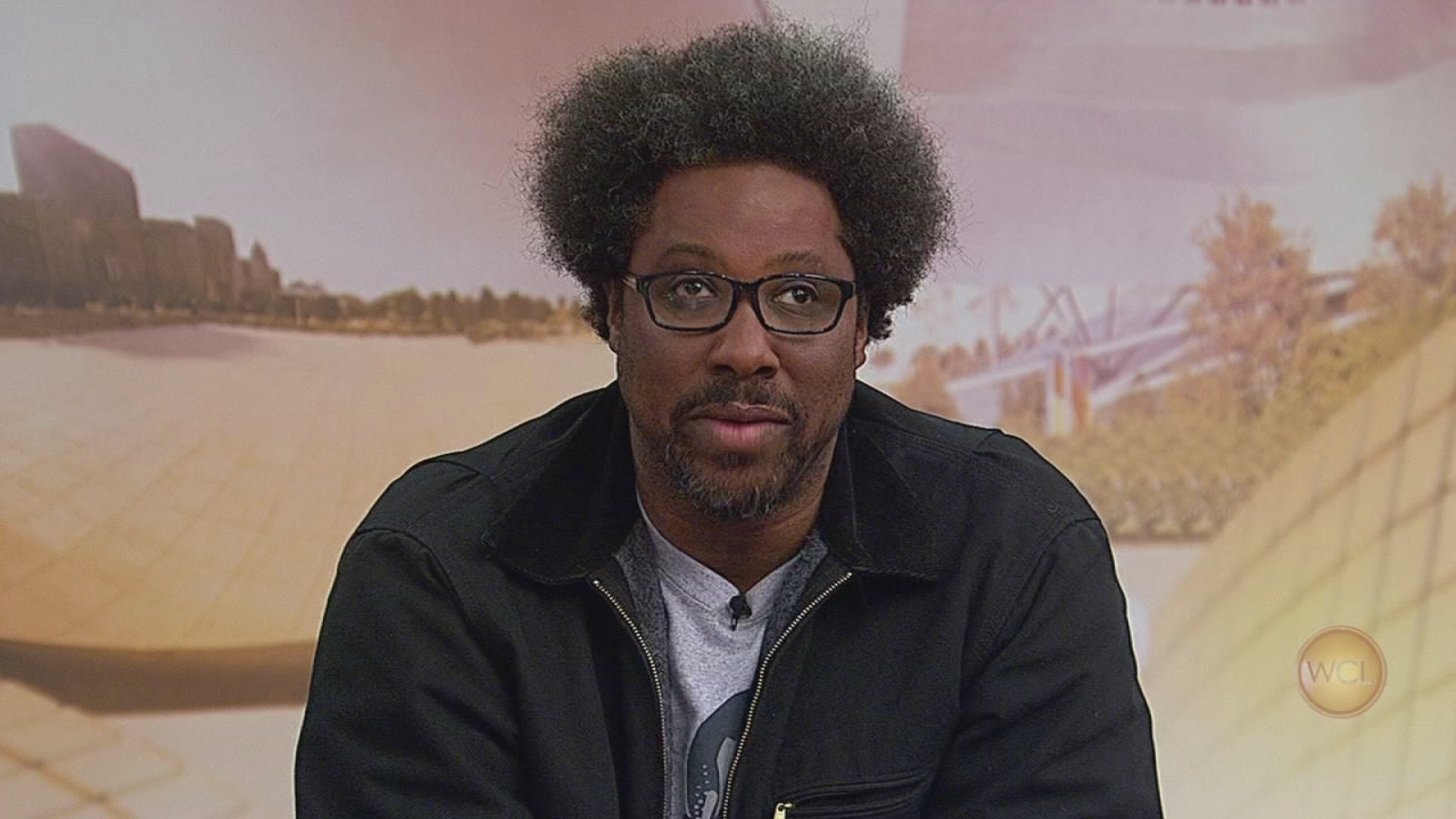 Kamau Bell stopped by WCL to talk about his new book - ABC7 Chicago
