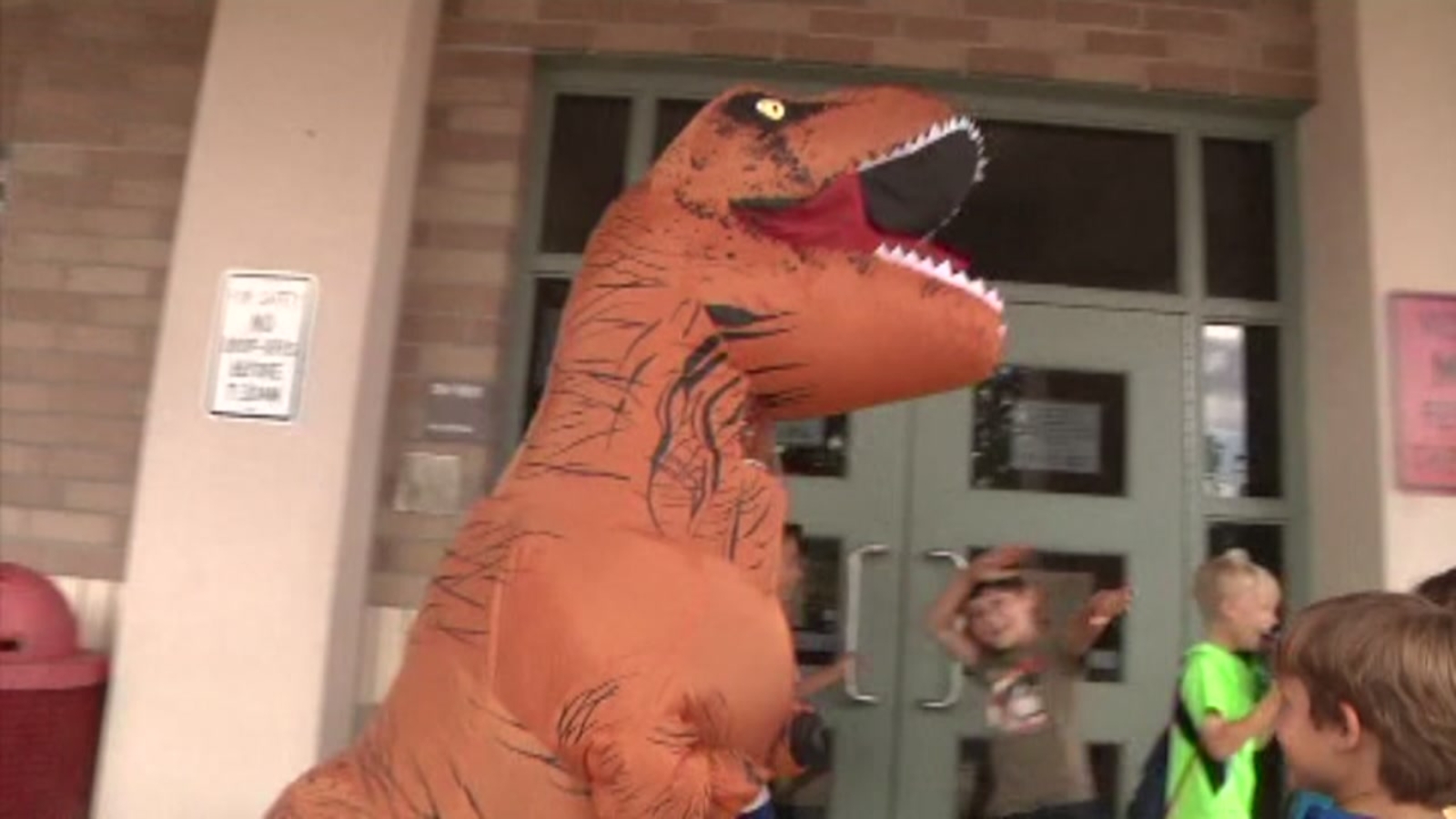 Florida mom wears T-Rex costume to walk sons to school - ABC13 Houston
