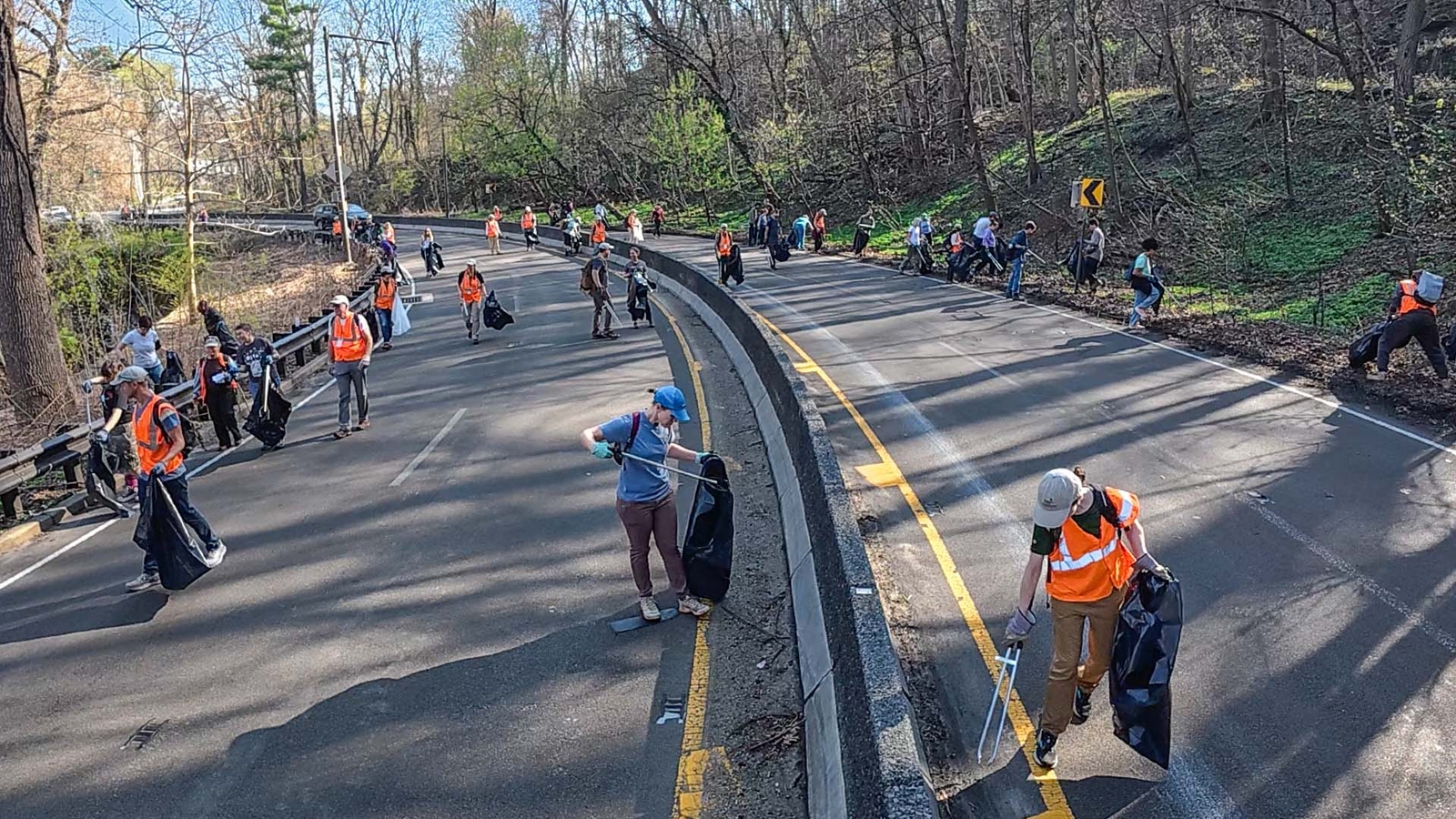 100+ volunteers clear trash off Lincoln Drive in Philadelphia - 6abc ...