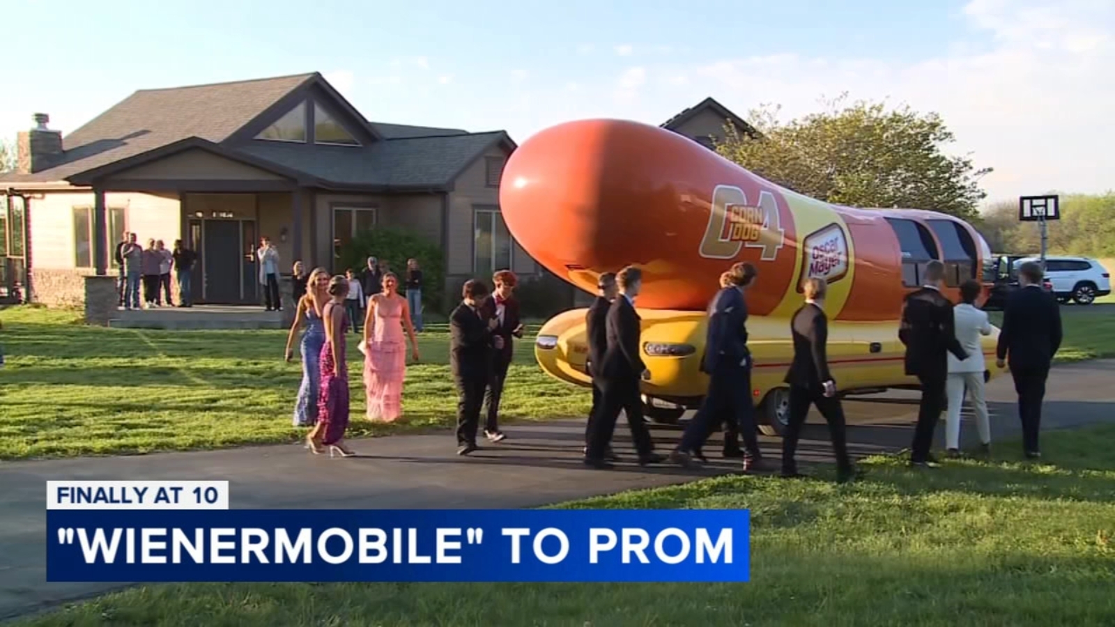 Students from Kansas high school relish ride to prom in Oscar Mayer's ...
