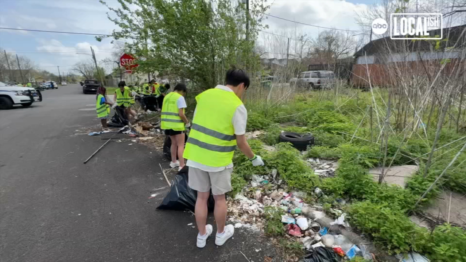 Neighbors lead the way in cleaning up their community - ABC13 Houston