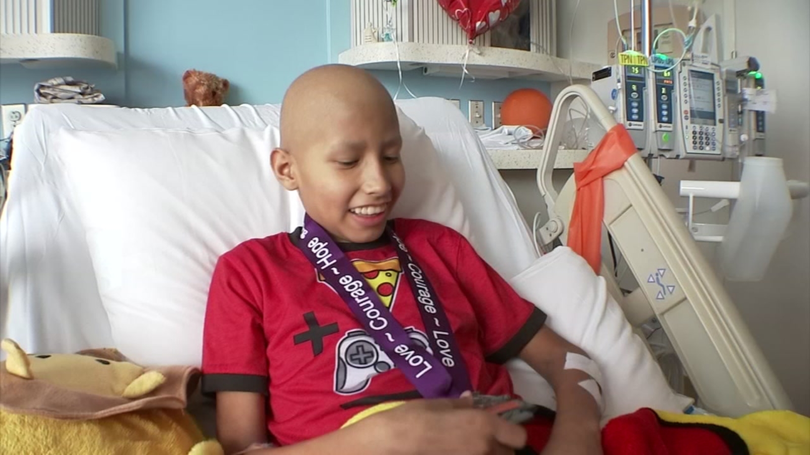 Houston man awards medals to young cancer fighters - ABC13 Houston