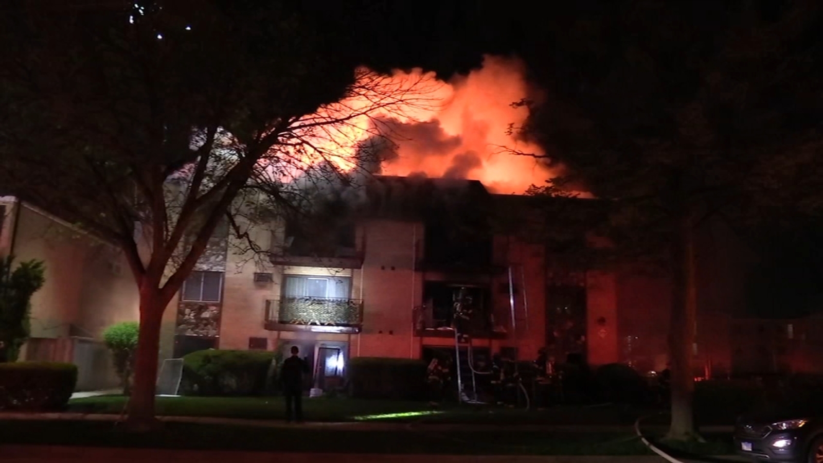 Lawsuits filed after massive Des Plaines condo building fire on Harding ...