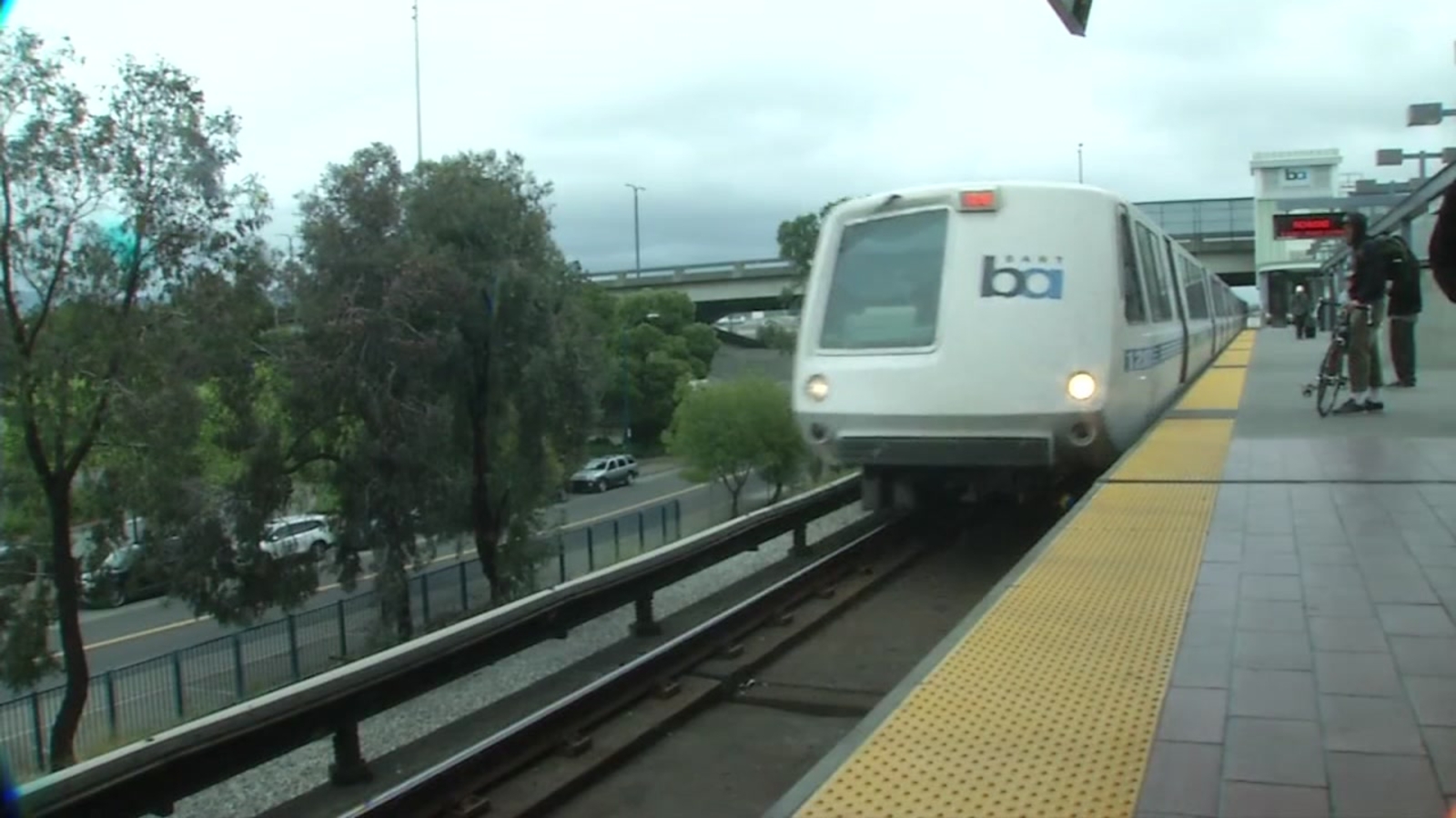 Dozens of teenagers rush Oakland BART train, rob and beat passengers ...