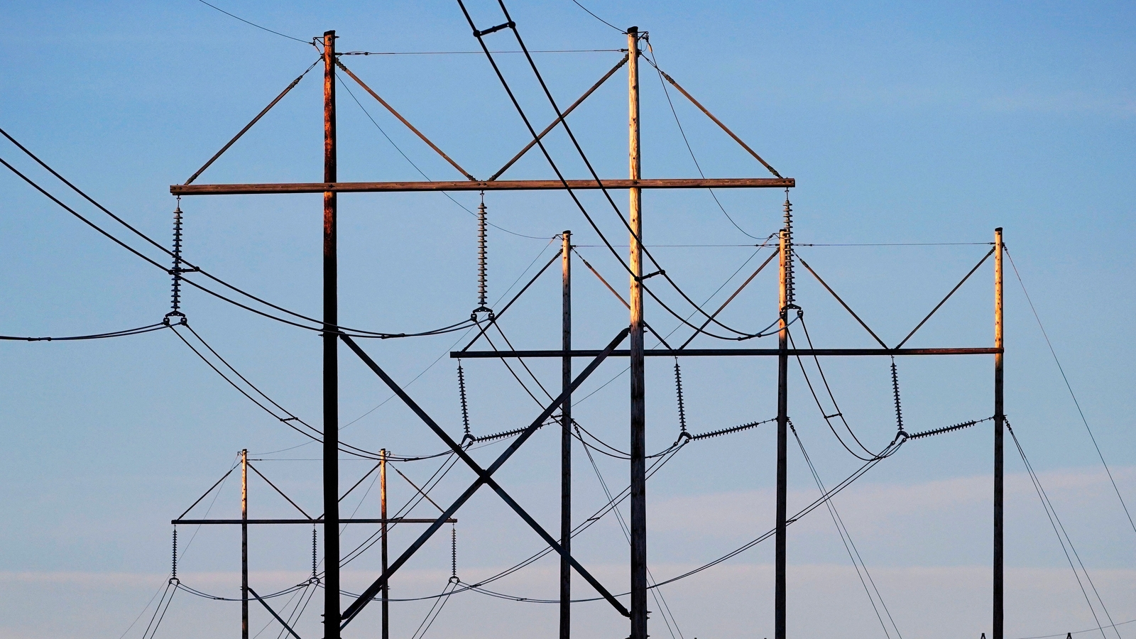 Track power outages in your area with the ABC7 Chicago Power Outage ...