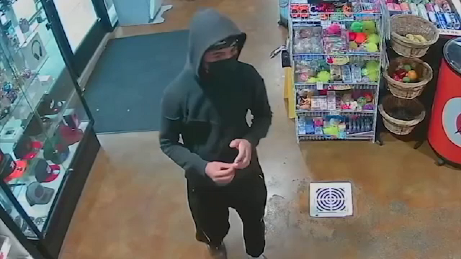 Sugar Land police asking for public's help in finding man who robbed ...